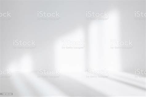 제품 프레젠테이션을 위한 추상적인 흰색 스튜디오 배경입니다 창의 그림자가있는 빈 방입니다 흐리게 배경이 있는 제품을 표시합니다 소프트 포커스 배경 주제에 대한 스톡 사진 및