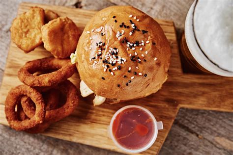 테이블에 패스트 푸드와 간식과 맥주 한 잔의 다른 유형 건강에 해로운 정크 푸드 가까운에 대한 스톡 사진 및 기타 이미지 가까운 감자 요리 건강한 생활방식 Istock