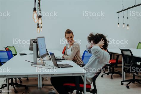 현대 스타트업 사무실에서 프로젝트를 작업하는 두 명의 동료 아프로 헤어 스타일과 사무실에서 일하는 여성 금발 직원 남자 20 24세에 대한 스톡 사진 및 기타 이미지