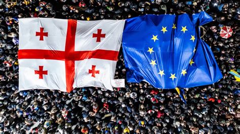 У Грузії протестувальники спалили труну зі світлиною Іванішвілі Європейська правда