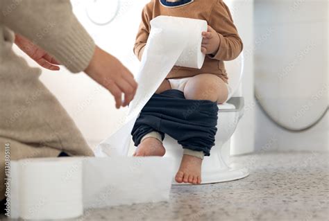 화장실에서 어린이 변기로 엄마와 함께 배변 교육중인 아기 Stock 写真 Adobe Stock