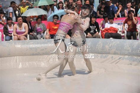湖北武汉：泥浆摔跤 玩出健康 人民图片网