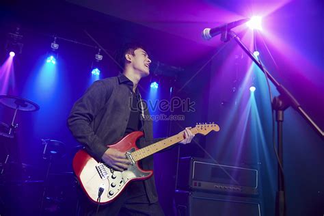 남성 기타리스트 라이브 하우스 열정적인 공연 사진 무료 다운로드 Lovepik