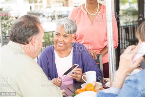 카페에서 기술을 사용 하 여 수석 성인 친구의 다 인종 그룹 60 69세에 대한 스톡 사진 및 기타 이미지 60 69세 70 79세 노인 Istock