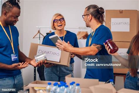 자선 기부 센터에서 일하고 옷과 음식을 포장하는 다양한 자원 봉사자들 자원봉사에 대한 스톡 사진 및 기타 이미지 자원봉사 Hurricane Music Festival