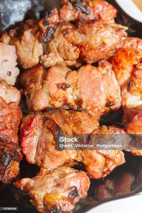 접시에 돼지고기 고기의 맛 있는 식욕을 돋 우는 쉬 쉬 케밥 검은색에 대한 스톡 사진 및 기타 이미지 검은색 고기 그릇 Istock