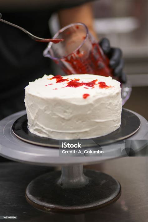 할로윈 파티를위한 흰색 빨간색 피 묻은 공포 범죄 케이크를 장식하는 디자이너 요리사 10월에 대한 스톡 사진 및 기타 이미지 10월 거품 내기 계절 Istock