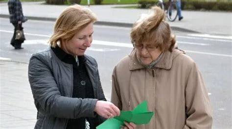 Как лучше оформить договор дарения доли квартиры между близкими родственниками и какие условия в