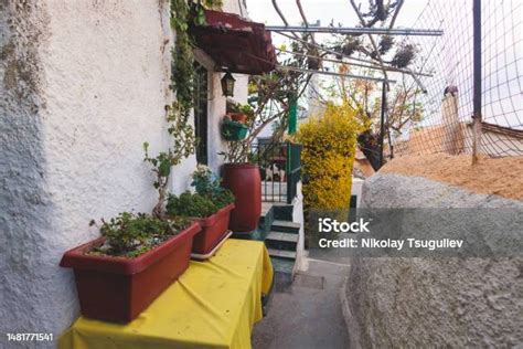 화창한 날에 전통적인 다채로운 그리스 가옥이 있는 그리스 아티카의 역사적인 플라카 동네에 있는 아나피오티카 마을 거리 전망 0명에 대한 스톡 사진 및 기타 이미지 Istock