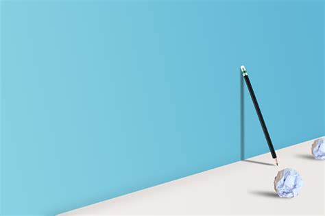 비즈니스 아이디어 개념 흰색 구겨진 종이 공으로 둘러싸인 파란색 벽에 검은 연필 린 0명에 대한 스톡 사진 및 기타 이미지