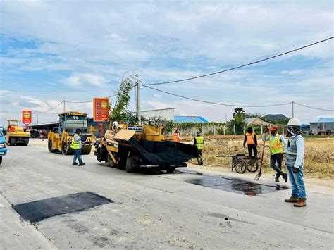 អភិបាលខណ្ឌកំបូល ចុះពិនិត្យការងារជួលជុល ផ្លូវបេតុងសំបុកមាន់ ស្ថិតក្នុងសង្កាត់ស្នោរ ខណ្ឌកំបូល