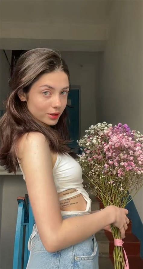 Pin De ام غمازة En ملاب En 2024 Famosas Guapas Famosos Que Guapo