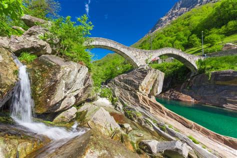在ponte Dei Salti与瀑布， Lavertezzo， Verzascatal，提契诺州，瑞士的双重曲拱石头桥梁 库存照片 图片