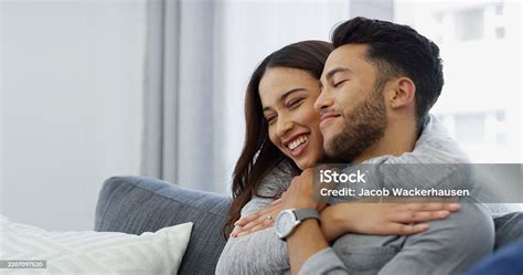 집 소파에서 커플과 함께 미소 짓고 사랑하고 포옹하여 유대감 지원 및 보살핌을 받으십시오 아파트 평화 휴식 관계 로맨스의 거실에서 남자와 여자와의 행복 헌신 및 신뢰 20