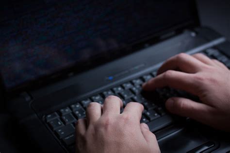 인터넷 해커 도둑 개념입니다 노트북을 사용 하 여 컴퓨터 장비를 공격 하는 해커 어둡고 무서운 조명입니다 컴퓨터 화면에 많은입니다 선택적 초점입니다 개념에 대한 스톡 사진