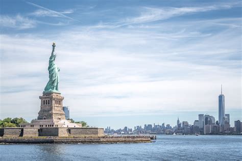 Nova York Testa Novo Normal Com Abertura Parcial Da Estátua Da