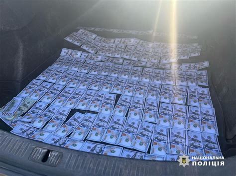 10 000 доларів та оплата ремонту в кабінеті як хабар на Хмельниччині поліцейські затримали