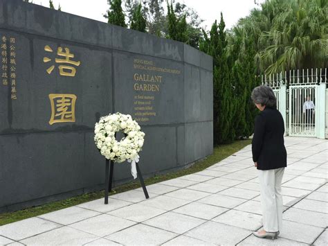 楊何蓓茵代表政府到浩園悼念因公殉職公務人員 新浪香港