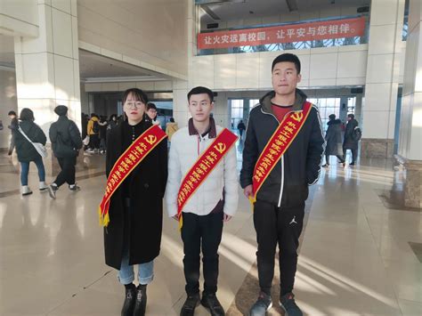 不忘初心牢记使命戴党徽亮身份作承诺当先锋机械工程学院学生党员先锋岗在行动 机械工程学院