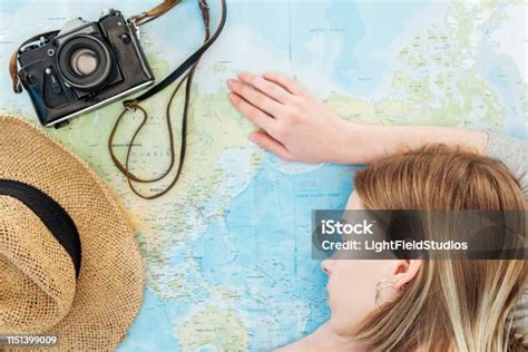 세계 지도에서 자 고 있는 영화 사진기와 밀 짚 모자를 가진 여자 개체 그룹에 대한 스톡 사진 및 기타 이미지 개체 그룹 눈 감기 밀짚 모자 Istock