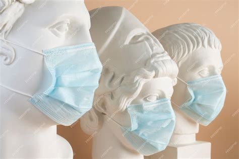 의료용 마스크를 쓴 역사적 인물의 대리석 조각 무료 사진