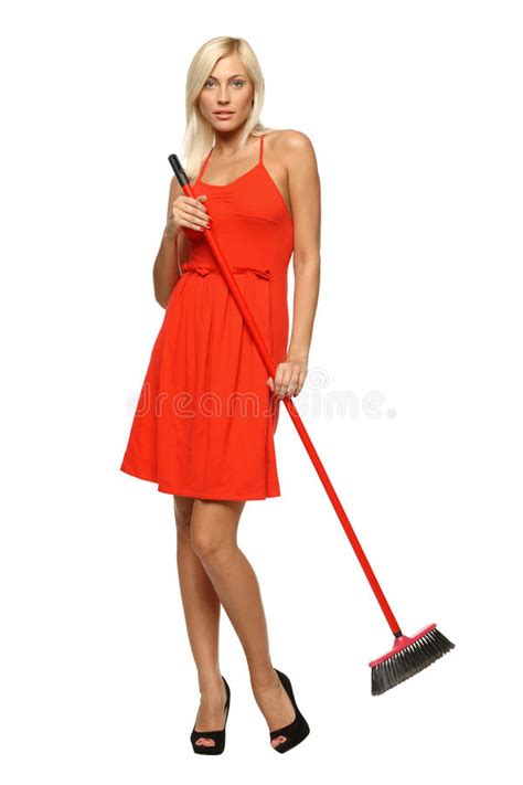 Femmina Che Si Leva In Piedi Con La Scopa Fotografia Stock Immagine Di Ragazza Concetto