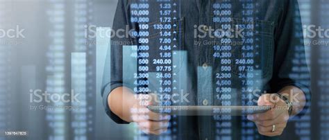 사업가 계획 태블릿에 차트 긍정적 인 지표의 그래프 성장 증가 개념에 대한 스톡 사진 및 기타 이미지 개념 개발 금융 Istock
