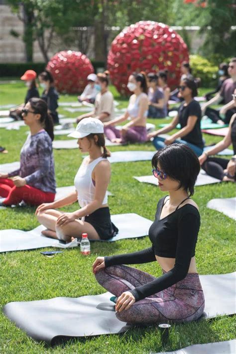西安凯悦酒店携手lululemon举办户外草坪瑜伽活动运动