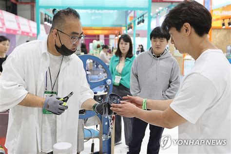 플라스틱 가루가 화분으로 연합뉴스