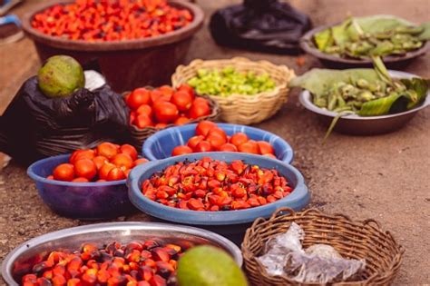 표면에 전시 된 다양한 신선한 과일과 채소로 채워진 다채로운 그릇 배열 건강한 생활방식에 대한 스톡 사진 및 기타 이미지 건강한 생활방식 건강한 식생활 과일 Istock