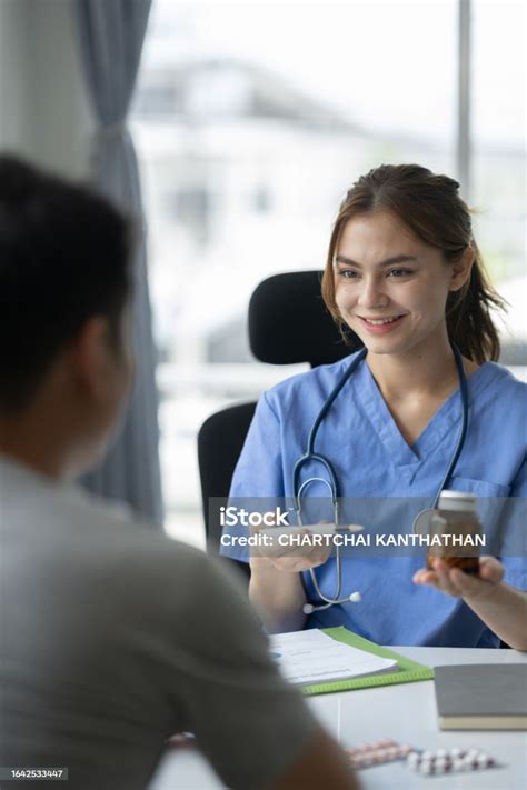 의료 청진기를 가진 자신감 있는 여성 의사가 환자에게 치료 지침 약물 치료 치료를 소개하고 설명합니다 치료 서비스 상담 건강 보험의 개념 건강 진단에 대한 스톡 사진 및