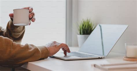 커피 한 잔을 마시는 동안 키보드 노트북에 입력하는 여성의 잘린 보기 사진 Unsplash의 태국 이미지