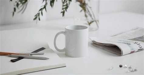 깨끗한 디자인 꽃병 단순한 우아함 머그 미니멀 미니멀리스트 부드러운 조명 블랙 커피 비어 있는 빈 화면 사무실 서적 세라믹 머그잔 손 수평의 술을