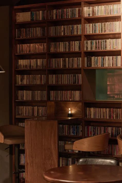 목재 가구를 활용해 나무향이 느껴지는 모던빈티지 컨셉 17평 Lp바 인테리어 마포구 상암동