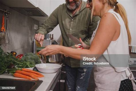 그가 그의 아내와 함께 준비하고있는 샐러드에 소금 의 핀치를 추가 남자 2명에 대한 스톡 사진 및 기타 이미지 2명 45 49세 50 54세 Istock