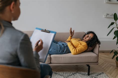 스트레스를 받는 흑인 여성 환자에게 상담을 하는 심리 치료사 사무실에서 치료 세션 16 17 살에 대한 스톡 사진 및 기타