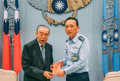 李棟樑慰問空軍司令部 赴美公費生親人車禍將提供協助