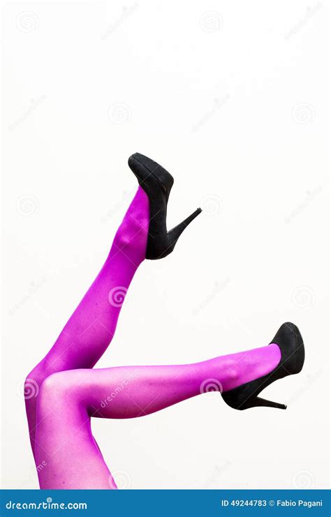 Kobieta I Na Piechot W R Owym Pantyhose I Czarnych Szpilkach Obraz Stock Obraz Z O Onej Z