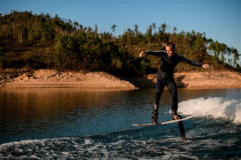 활동적인 남자는 아름다운 풍경 배경에 호일 웨이크 보드에 강물을 능숙하게 타고 강에 대한 스톡 사진 및 기타 이미지 강 강둑 건강한 생활방식 Istock