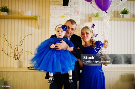 아버지와 어머니의 손에 파란 드레스에 귀여운 작은 아기 소녀 1 년 생일 가족에 대한 스톡 사진 및 기타 이미지 가족 공휴일 다중 색상 Istock