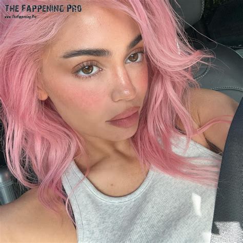 Kylie Jenner Sexy Selfie With Pink Hair 3 Photos The Fappening