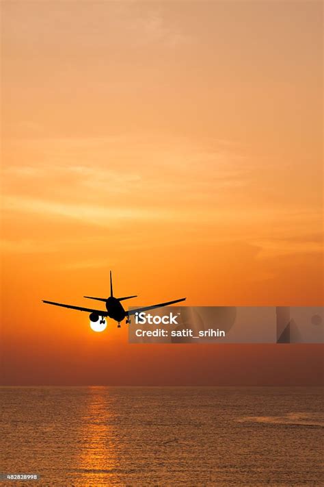Bar에서는 실루엣만 비치는 상업용 항공기 플라잉 바다 위 앳 선셋 2015년에 대한 스톡 사진 및 기타 이미지 2015년 공항 노랑 Istock