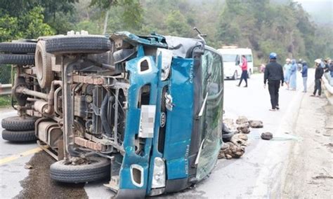 Xe tải va chạm xe máy hai mẹ con cô giáo tử vong thương tâm