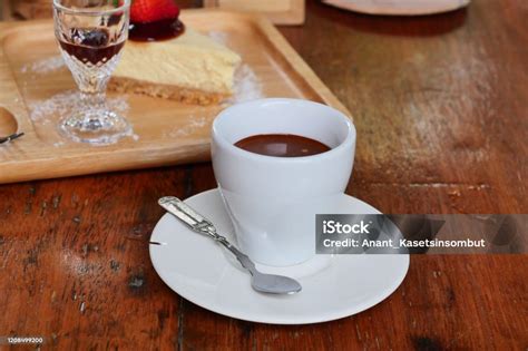 흐릿한 치즈 케이크 파이 슬라이스와 흰색 컵에 에스프레소 커피 0명에 대한 스톡 사진 및 기타 이미지 0명 갈색 건강한