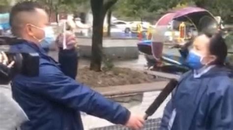 中国禁网新闻 — 习近平视察武汉 记者拿着台词 受访者念稿（视频）