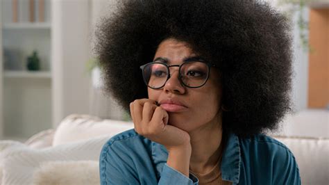 슬프다 화가난 여성 얼굴 수심 불안 사려 깊은 바라봄 생각 숙고하다 생각 생각 문제 해결 깊은 생각 아프리카 계 미국인 여성 소녀 외로움 우울증 집에서 불행한 스트레스로