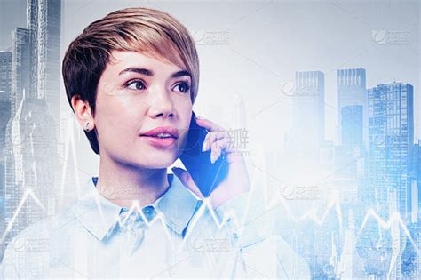 城市中使用智能手机的女性