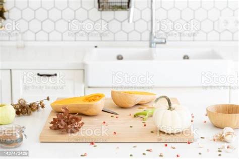 현대적인 흰색 주방의 커팅 보드에 버터넛 호박 수제 가을 호박 수프 조리법 0명에 대한 스톡 사진 및 기타 이미지 0명 가을 공휴일 Istock