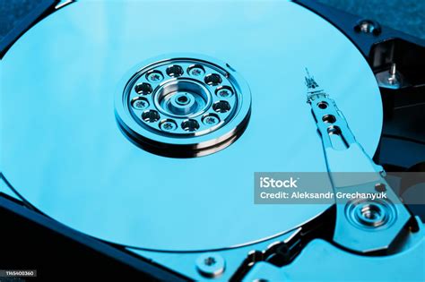 컴퓨터에서 하드 드라이브를 분해 미러 효과와 Hdd 미러 효과와 컴퓨터 Hdd에서 하드 드라이브를 열었습니다 컴퓨터 Pc 노트북의 일부 0명에 대한 스톡 사진 및 기타