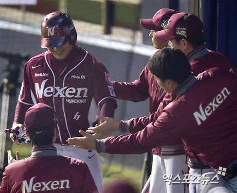 [po3] 김민성 득점하고 왔어요~[포토]